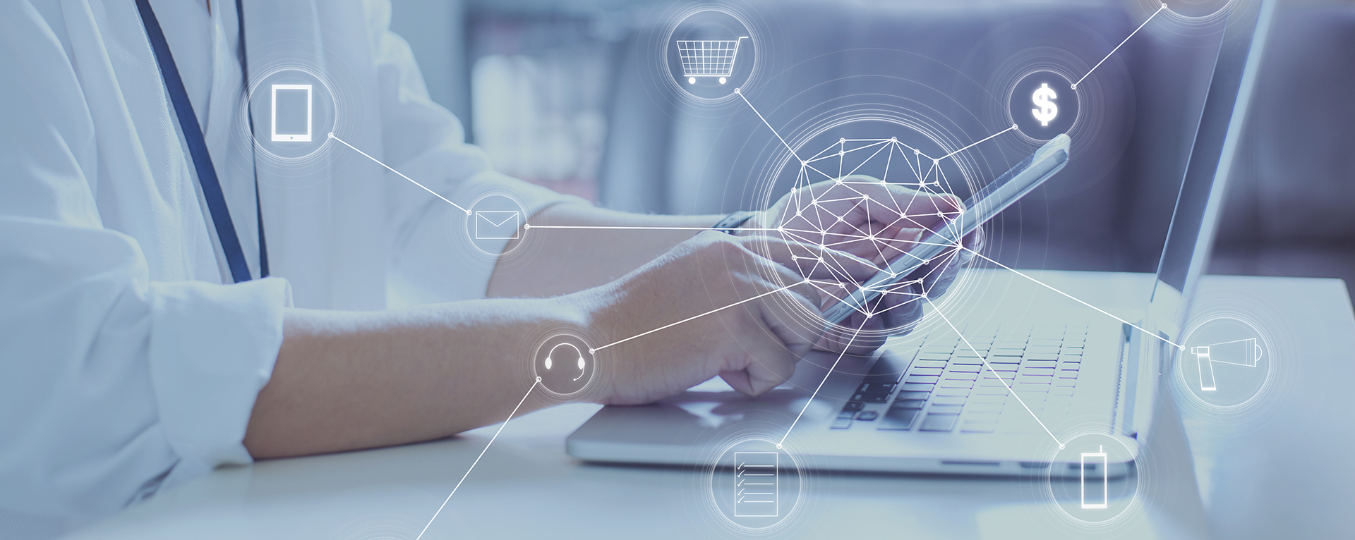 man-using-digital-devices-2 - Brasil, país digital - #BrasilPaisDigital